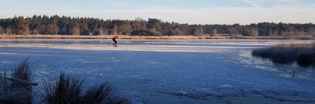 zwart ijs tussen de wakken